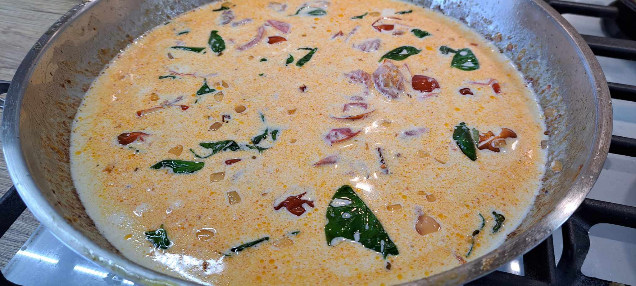 Kuracie so smotanovou omáčkou s paradajkami a bazalkou | varenie-recepty.eu